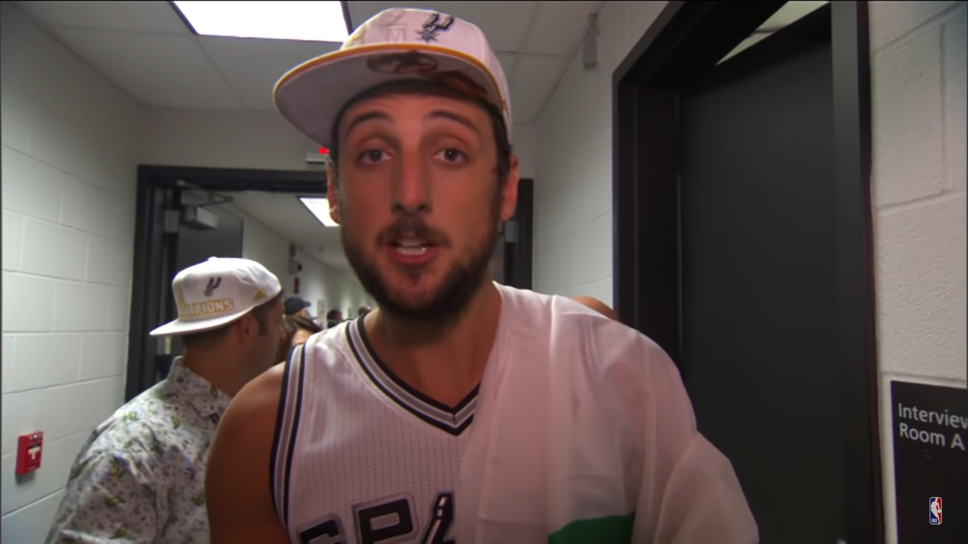 Italian basketball legend Marco Belinelli retires at 39, leaving a ...